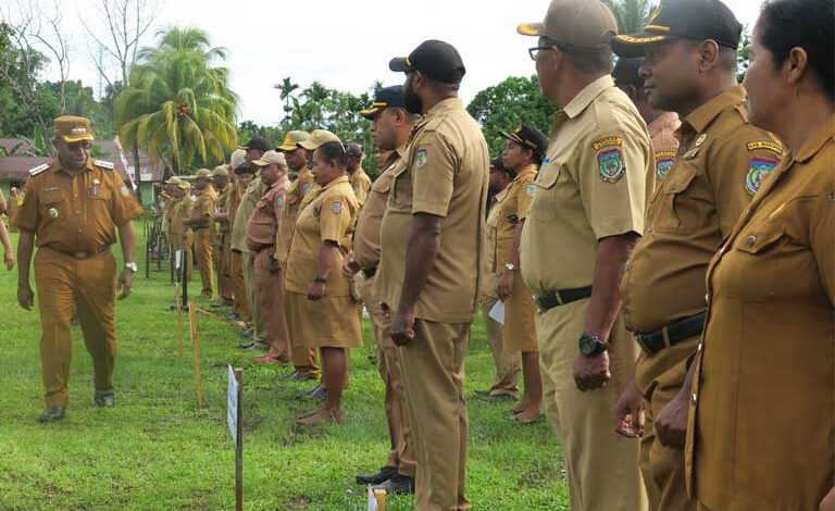 Apel Perdana, Bupati FX Mote Tekankan Disiplin dan Transparansi | Papua ...