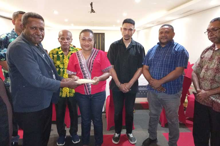 Tidak Menunggu Lama, Bupati FX Mote Langsung Eksekusi Bantuan | Papua ...