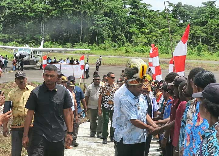Lama Tidak Beroperasi, Bupati FX Mote Akhirnya Mendarat Kembali di ...